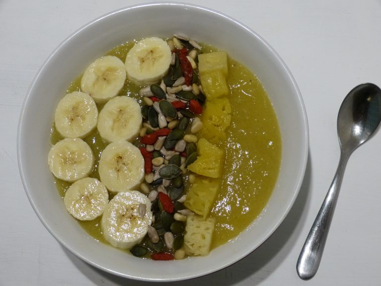 Smoothie bowl aux graines, ananas et banane - Caroline GENEROSI