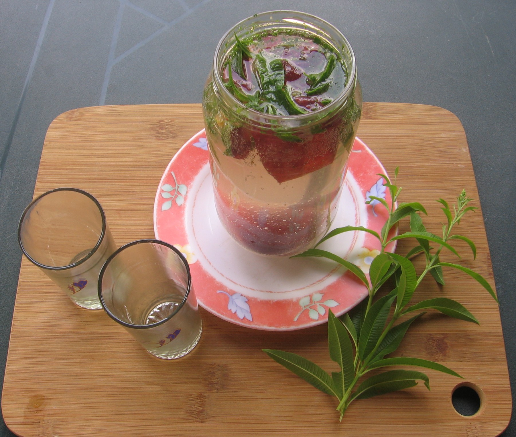 Limonade maison à la pêche et à la verveine anti-gaspi - Caroline GENEROSI
