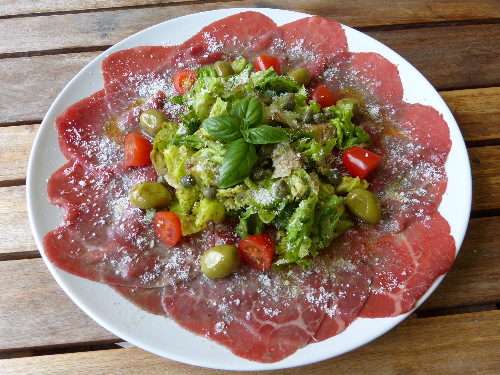 Carpaccio de boeuf aux sucrines, câpres et olives - Caroline GENEROSI
