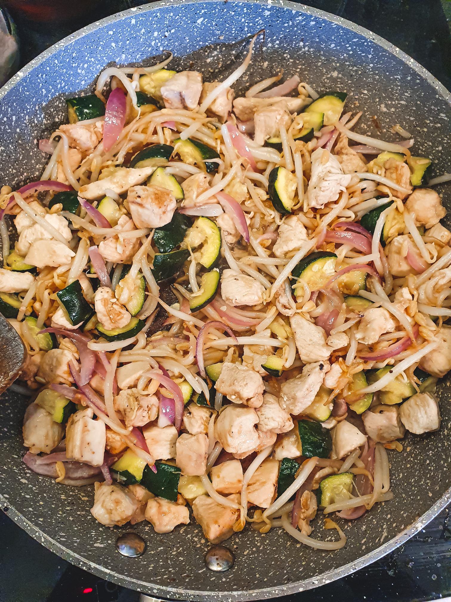 Sauté de poulet aux courgettes et germes de soja - Caroline GENEROSI